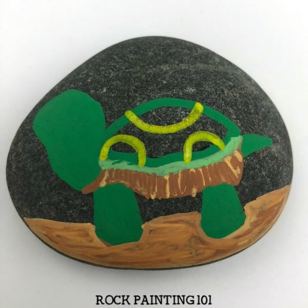 How to easily paint a turtle to make a fun rock - Rock Painting 101