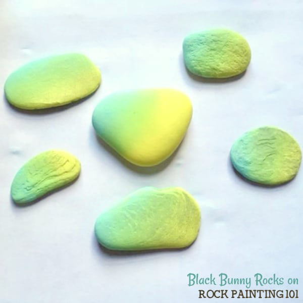 how-to-easily-make-a-gradient-background-on-rocks-rock-painting-101