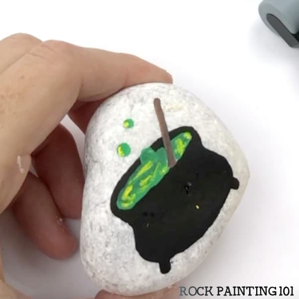 How to paint a cauldron for amazing Halloween rocks - Rock Painting 101