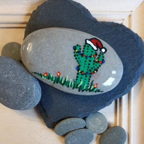 9 easy ideas for Christmas lights painted on rocks - Rock Painting 101